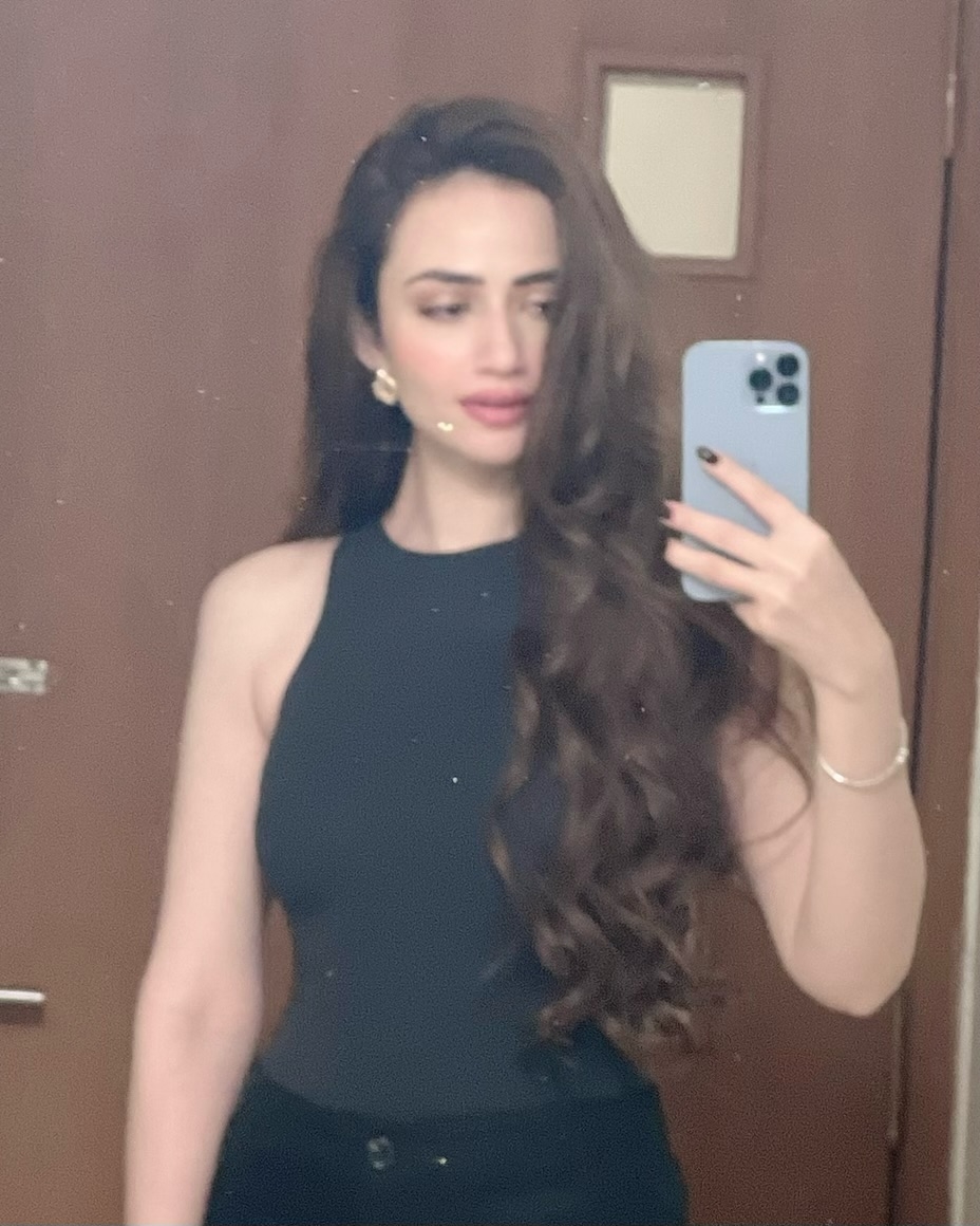 Sana Javed's Recent Pictures Face Fans' Criticism | Reviewit.pk