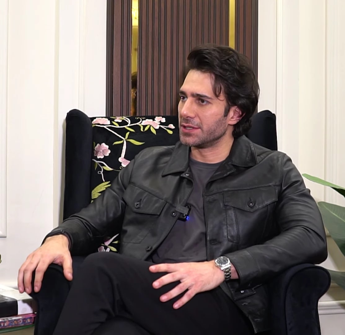 Emmad Irfani's Wife Reaction To His Female Fan Following | Reviewit.pk