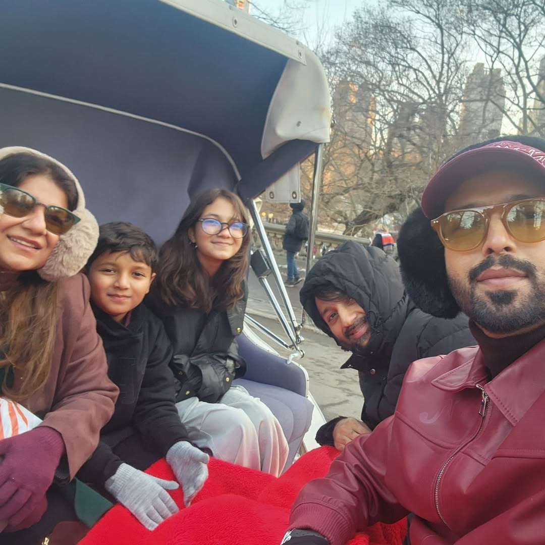 Fahad Mustafa With Family In New York | Reviewit.pk