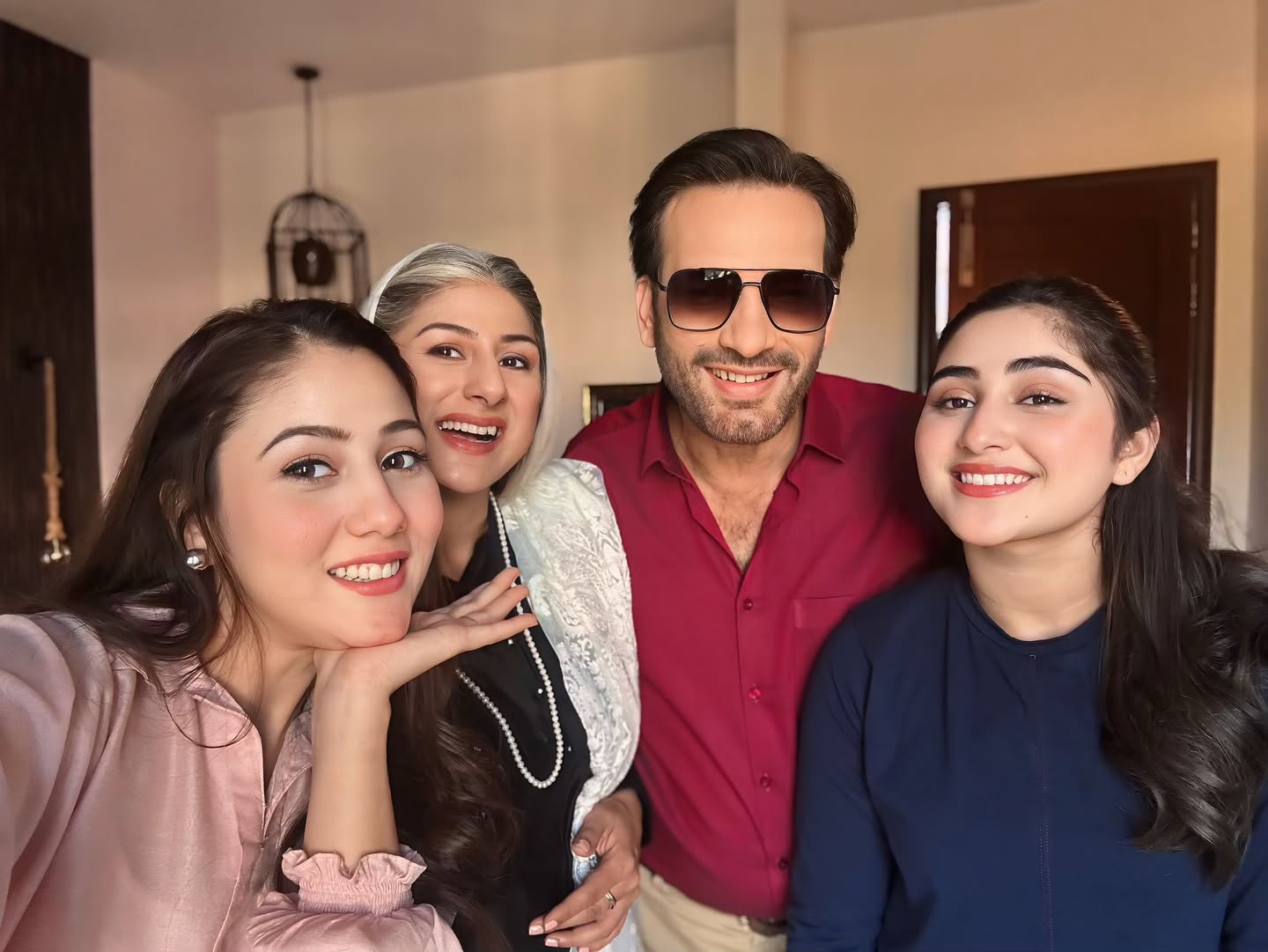 Naveen Naqvi Opens Up On Grey Hair & Being Single | Reviewit.pk