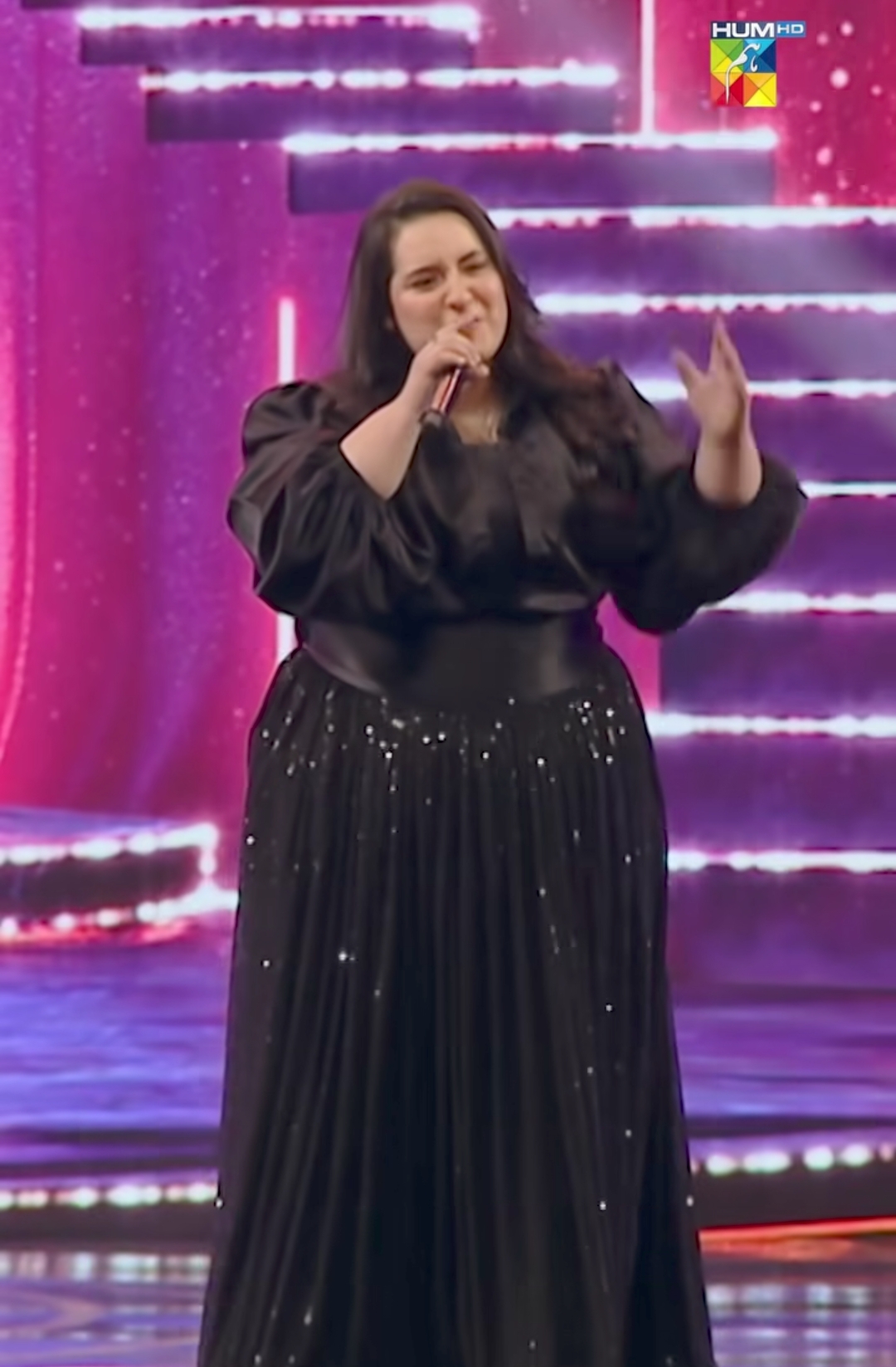 Fans Miss QB as Yashal Shahid Covers Iconic Humsafar OST | Reviewit.pk