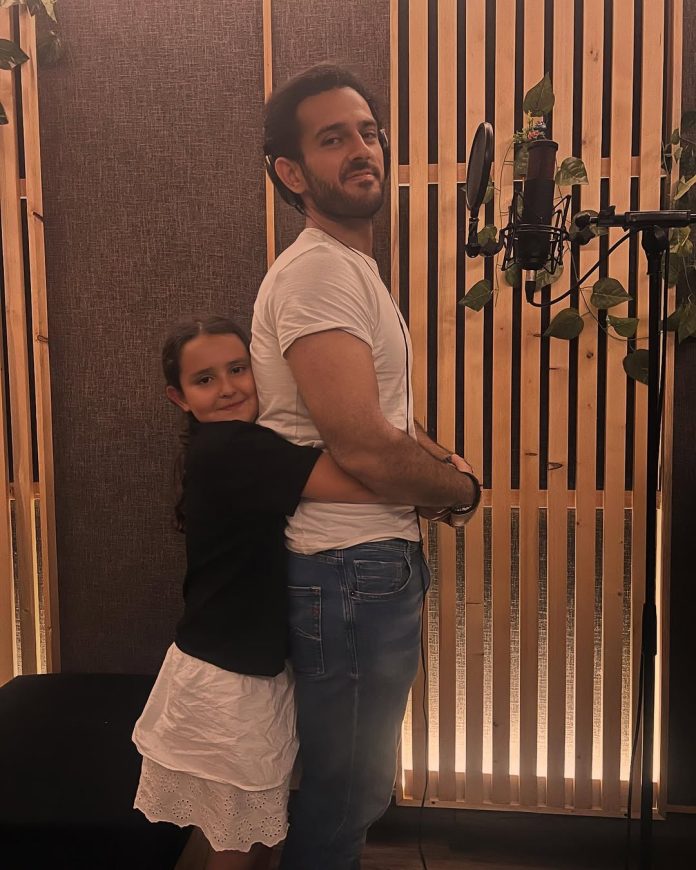 Azaan Sami Khan's Pictures with Daughter on Her Birthday | Reviewit.pk