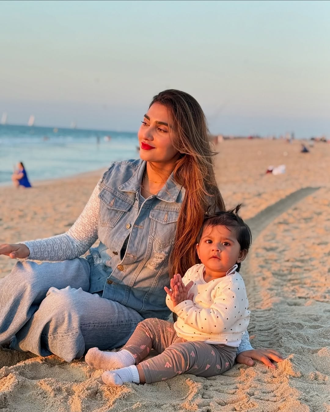 Hassan Ali Family Pictures from Jumeirah Beach, Dubai | Reviewit.pk