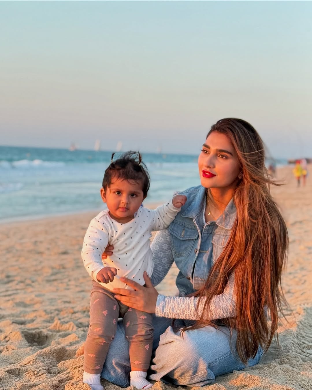Hassan Ali Family Pictures from Jumeirah Beach, Dubai | Reviewit.pk