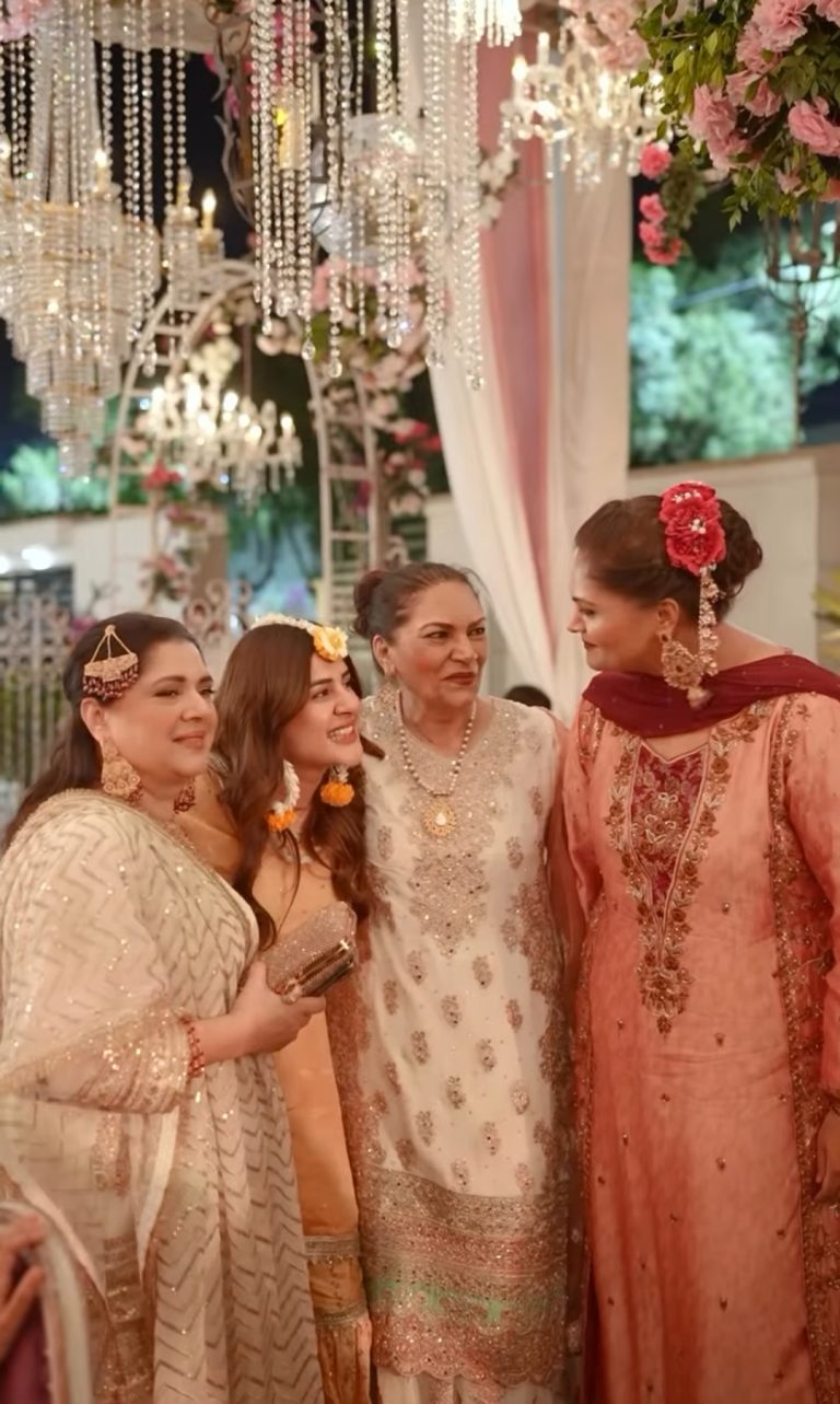 Kubra Khan and Gohar Rasheed Mayun Video | Reviewit.pk