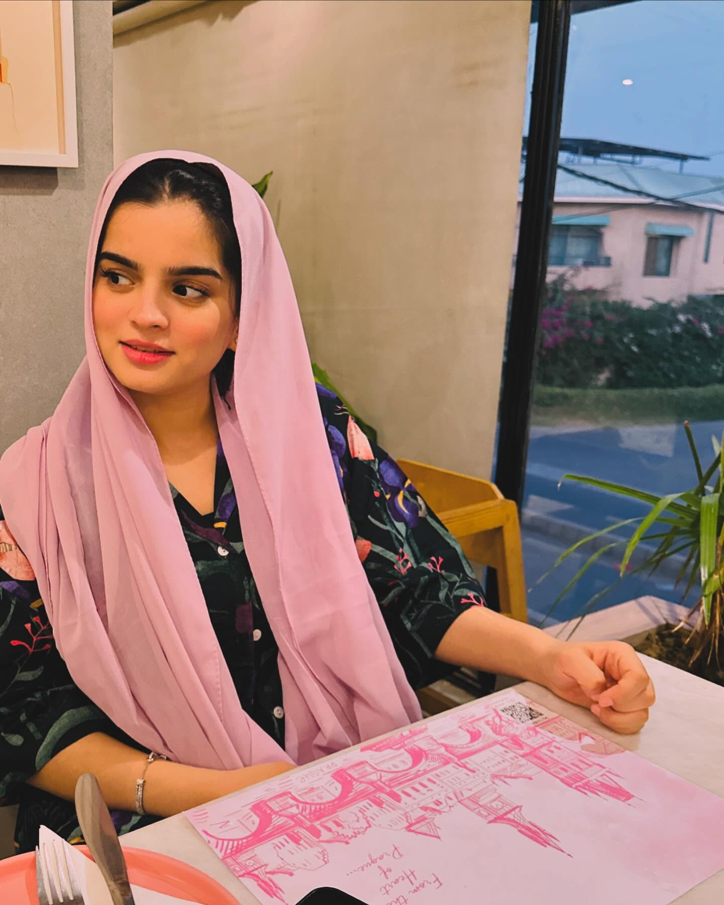 Syeda Aliza Sultan Latest Hijab Style Gets Criticism | Reviewit.pk