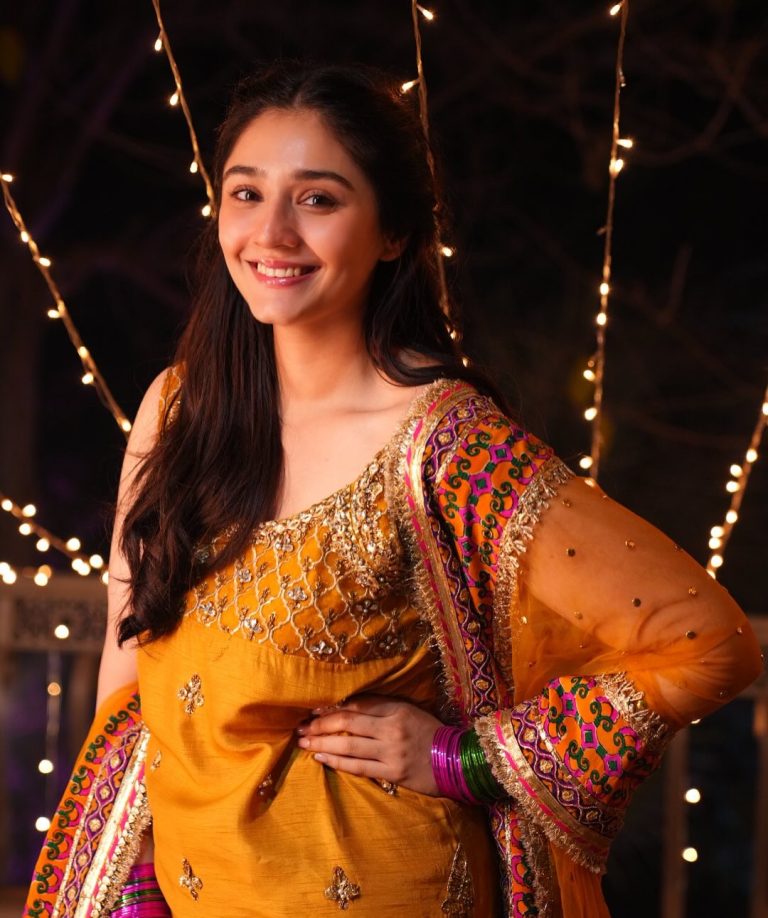 Durefishan Saleem Regal Wedding Look Mesmerizes Fans | Reviewit.pk