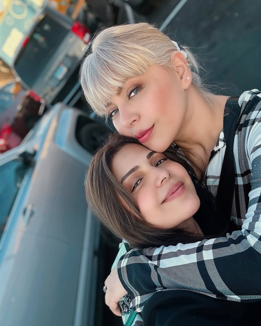 Hadiqa Kiani Pictures With Her Sister Loved By Public | Reviewit.pk