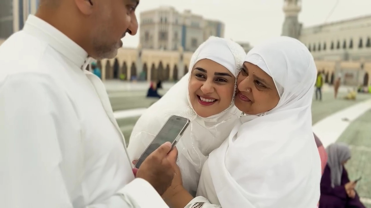Kubra Khan & Gohar Rasheed Nikkah Video From Makkah | Reviewit.pk