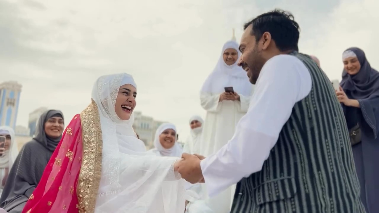 Kubra Khan & Gohar Rasheed Nikkah Video From Makkah | Reviewit.pk