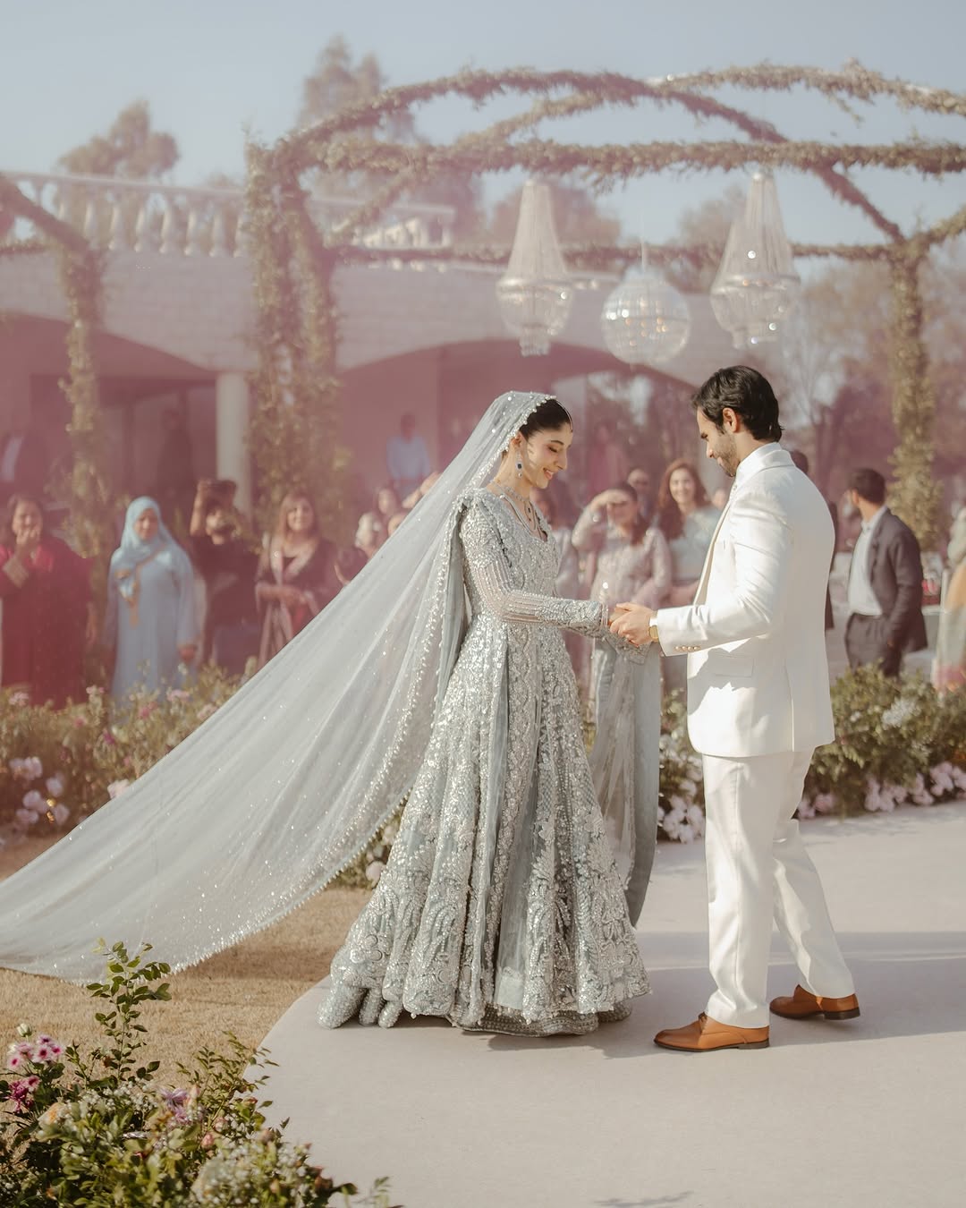 Mawra Hocane & Ameer Gilani New Family Pictures From Walima | Reviewit.pk