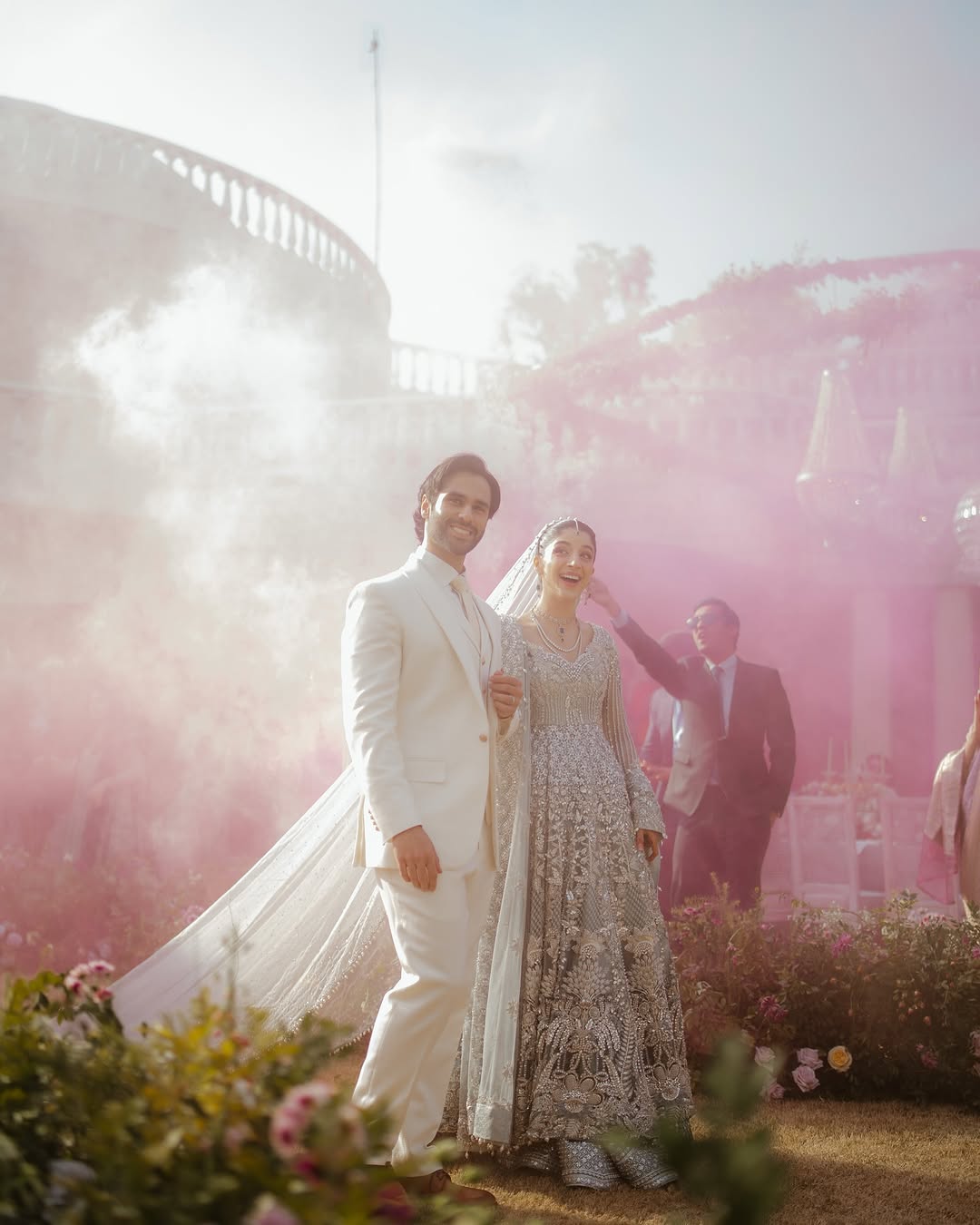 Mawra Hocane & Ameer Gilani New Family Pictures From Walima | Reviewit.pk