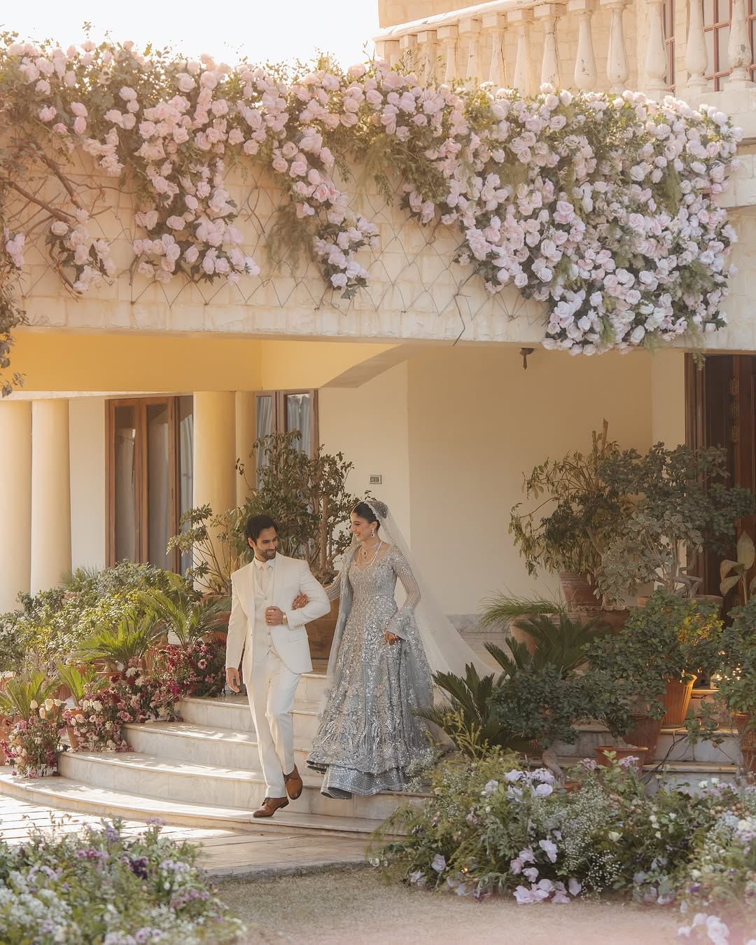 Mawra Hocane & Ameer Gilani New Family Pictures From Walima | Reviewit.pk