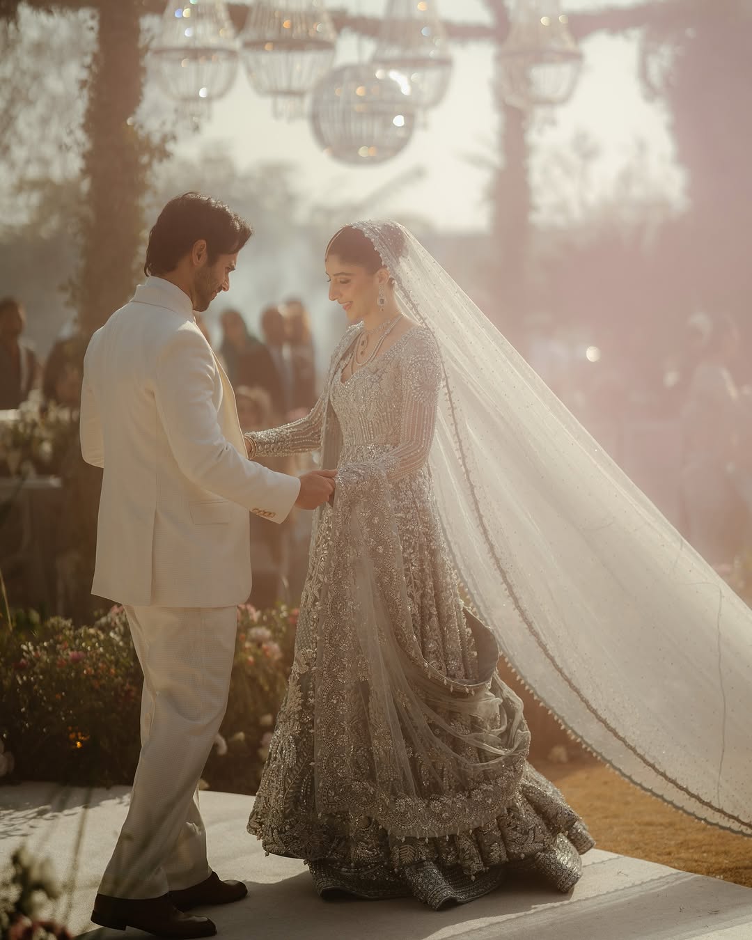 Mawra Hocane & Ameer Gilani New Family Pictures From Walima | Reviewit.pk