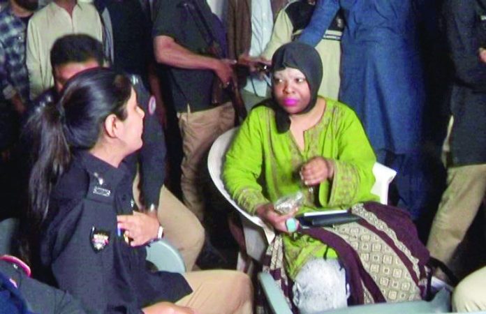 Pakistan's Patience With Viral American Woman Gets Global Praise ...