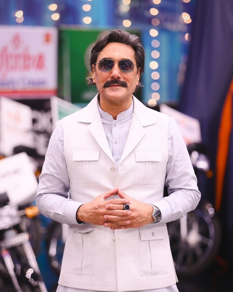 Parda Man: Netizens make fun of Adnan Siddiqui's crazy entry