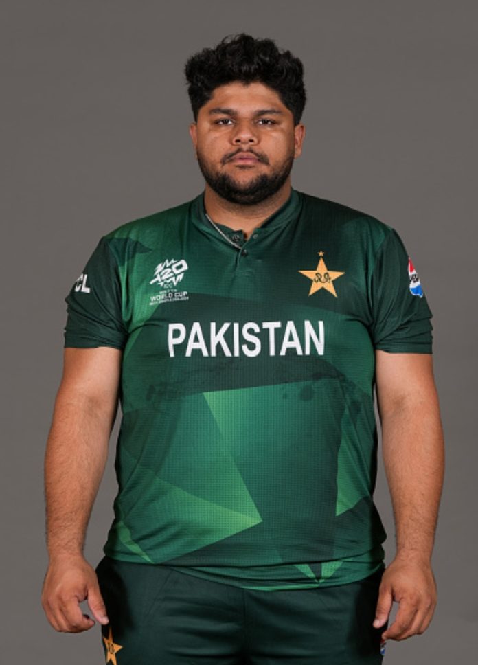 Moin Khan Fails To Recognize His Son in Live Show | Reviewit.pk