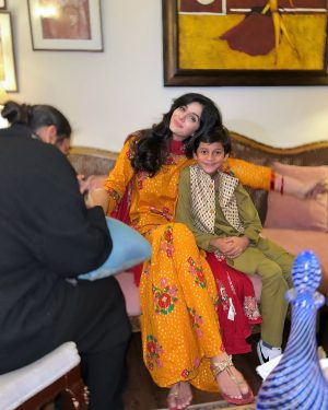 Pakistani Celebrities’ Pictures from Chand Raat Festivities | Reviewit.pk