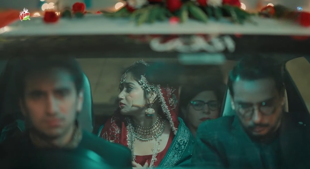 Dil Wali Gali Mein Episode 1 - A Perfect Beginning | Reviewit.pk