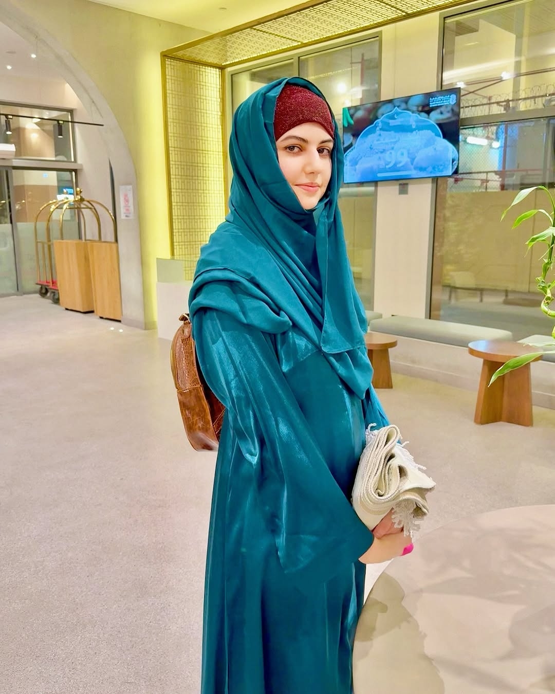 Goher Mumtaz and Anam Goher Pictures from Madina | Reviewit.pk