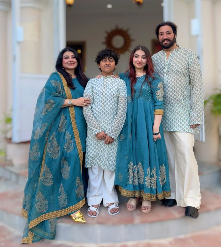 Javeria Saud with Her Kids From Time Square | Reviewit.pk