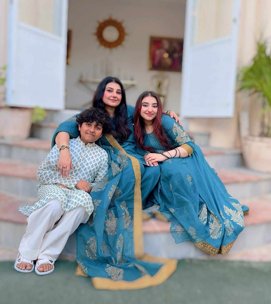 Javeria Saud Family Clicks from Eid Day 1 | Reviewit.pk