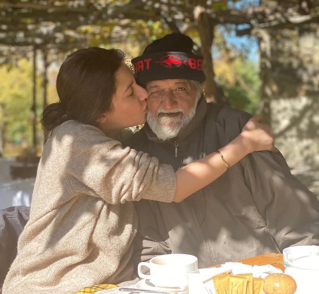 Mahira Khan's Adorable Birthday Wish for Father with Memorable Pictures ...
