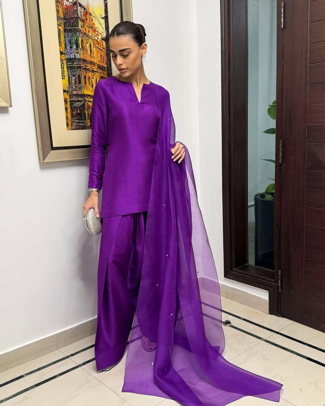 Pakistani Actresses Embrace the Farshi Shalwar Trend | Reviewit.pk