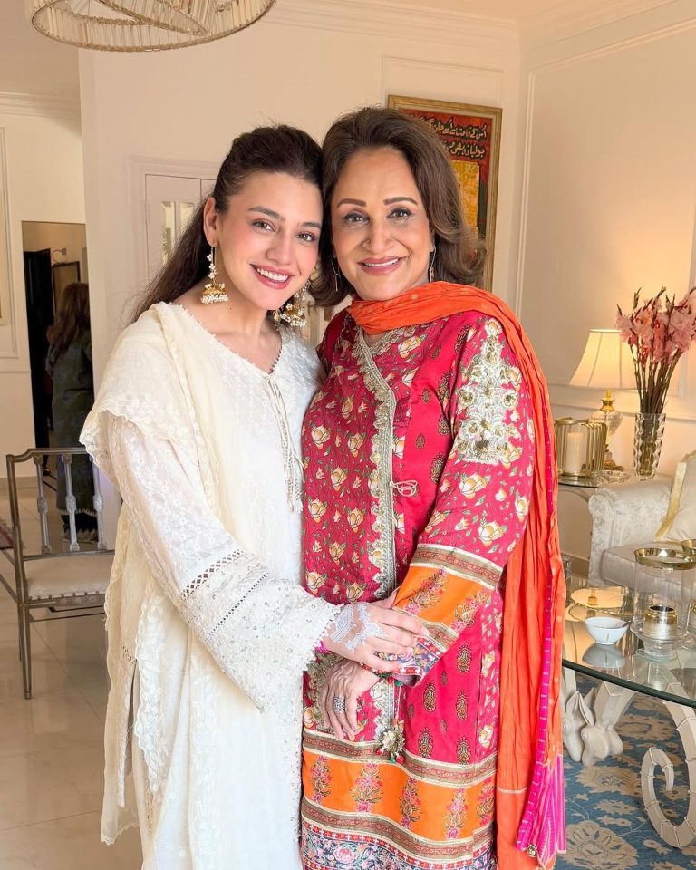 Zara Noor Abbas & Asad Siddiqui Eid Pictures with Family | Reviewit.pk