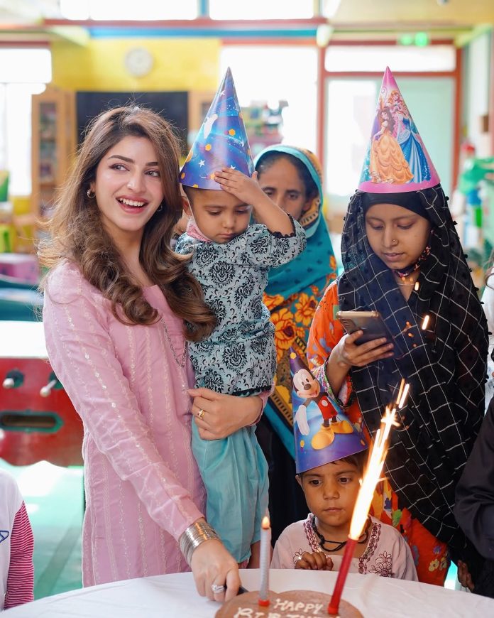Kinza Hashmi Celebrates Birthday With Her Besties | Reviewit.pk