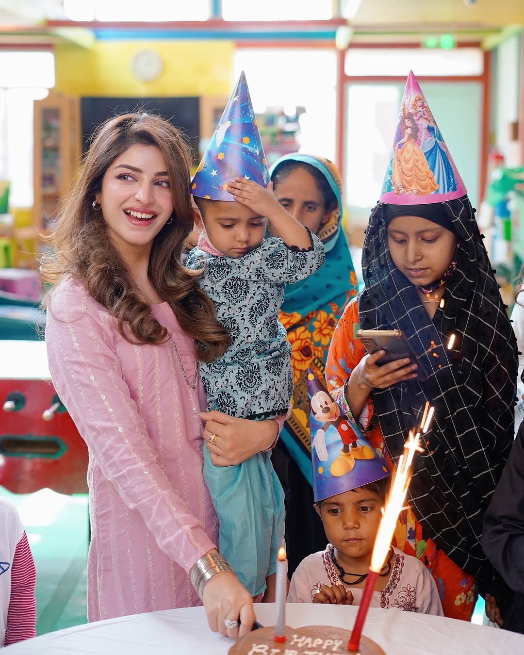 Kinza Hashmi Celebrates Birthday With Her Besties | Reviewit.pk