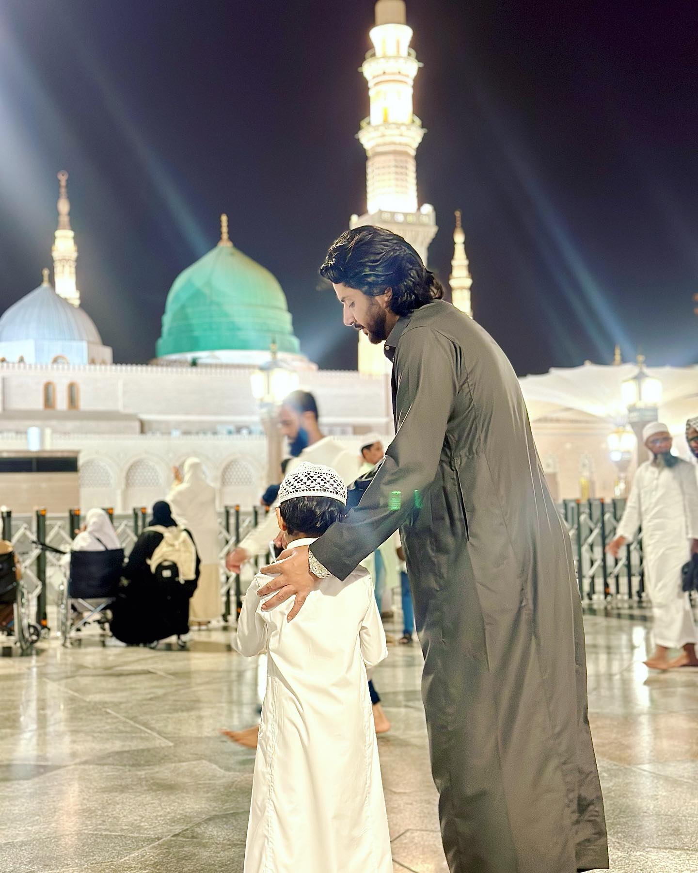 Kiran Ashfaque Hussein's Warm Welcome To Son After Umrah | Reviewit.pk
