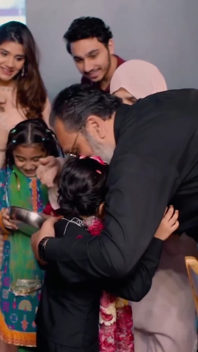 Kiran Ashfaque Hussein's Warm Welcome To Son After Umrah | Reviewit.pk