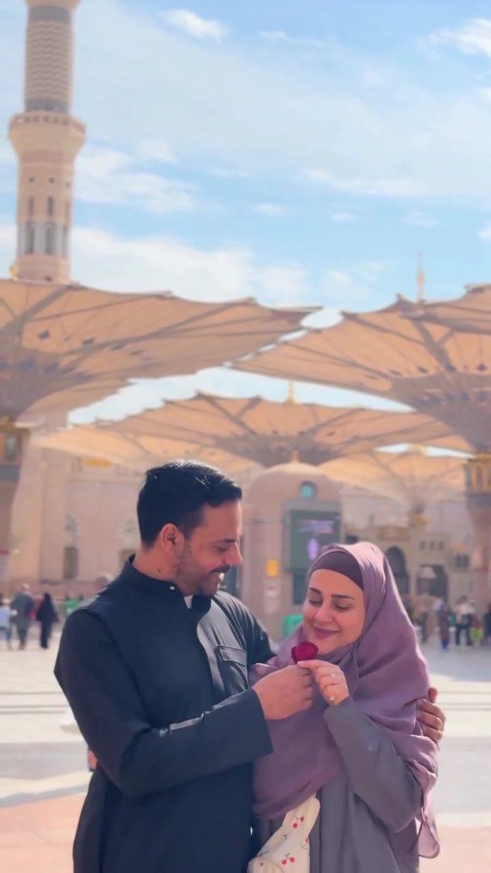 Kubra Khan & Gohar Rasheed Beautiful Video From Madinah | Reviewit.pk