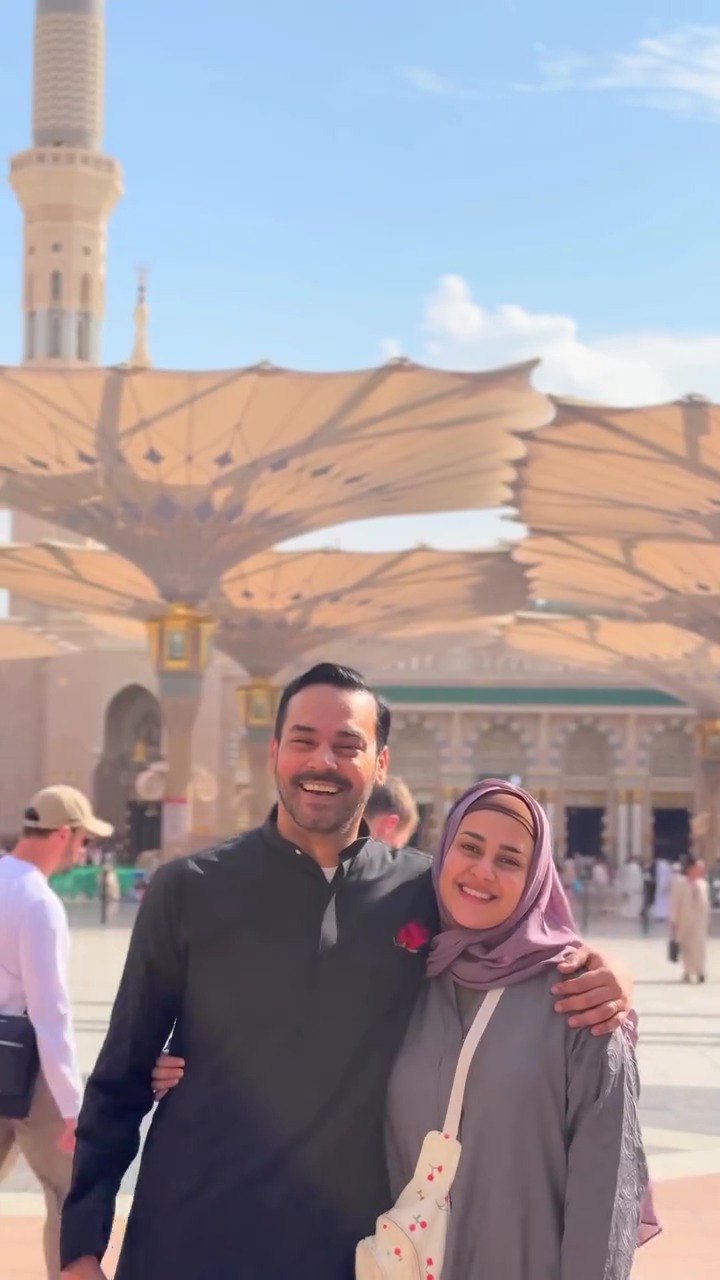 Kubra Khan & Gohar Rasheed Beautiful Video From Madinah | Reviewit.pk