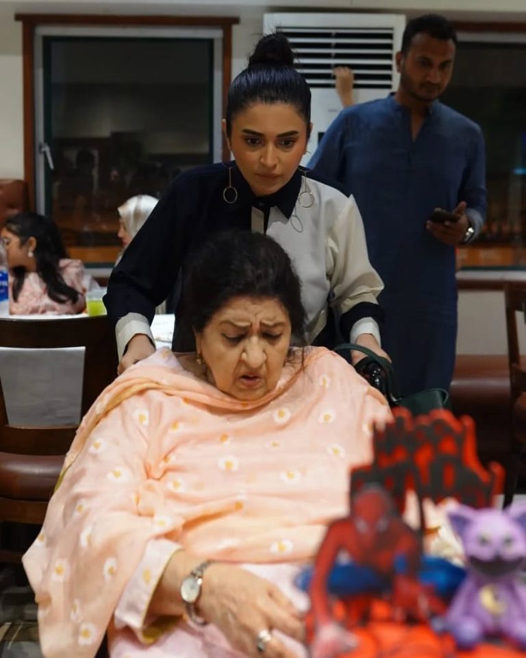 Maya Khan Breaks Down Remembering Her Late Mother | Reviewit.pk