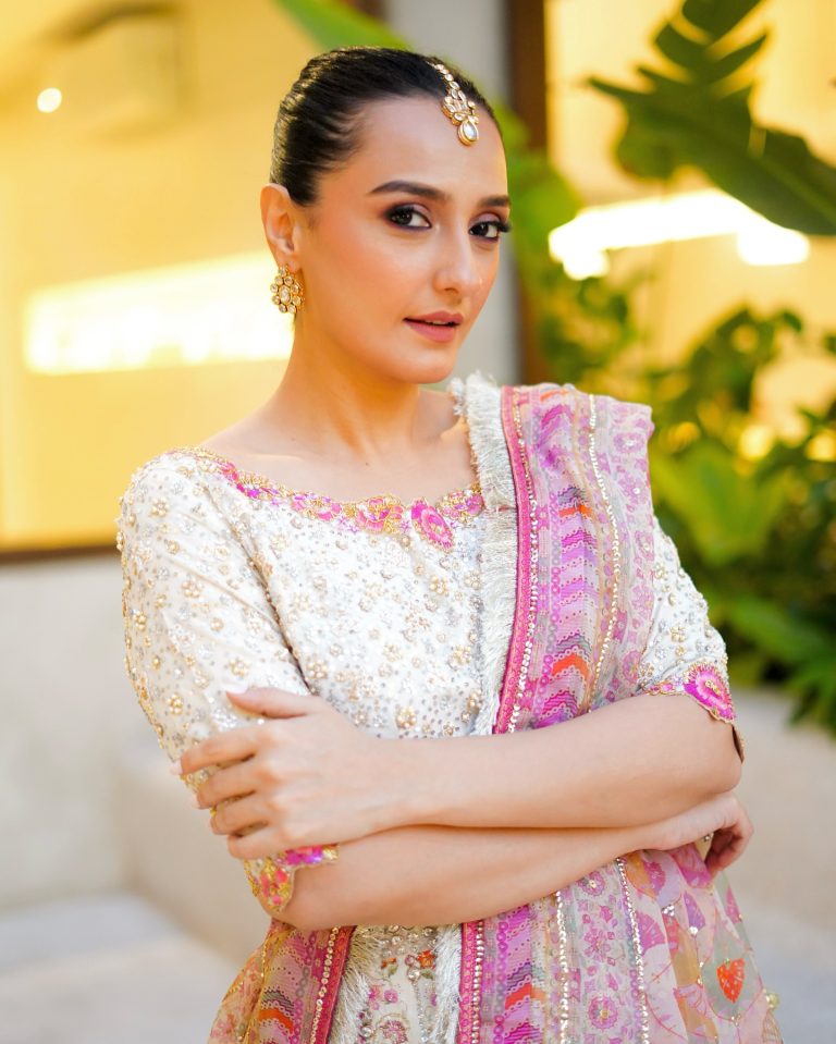 Momal Sheikh Shares Umrah Pictures With Family & Friends | Reviewit.pk