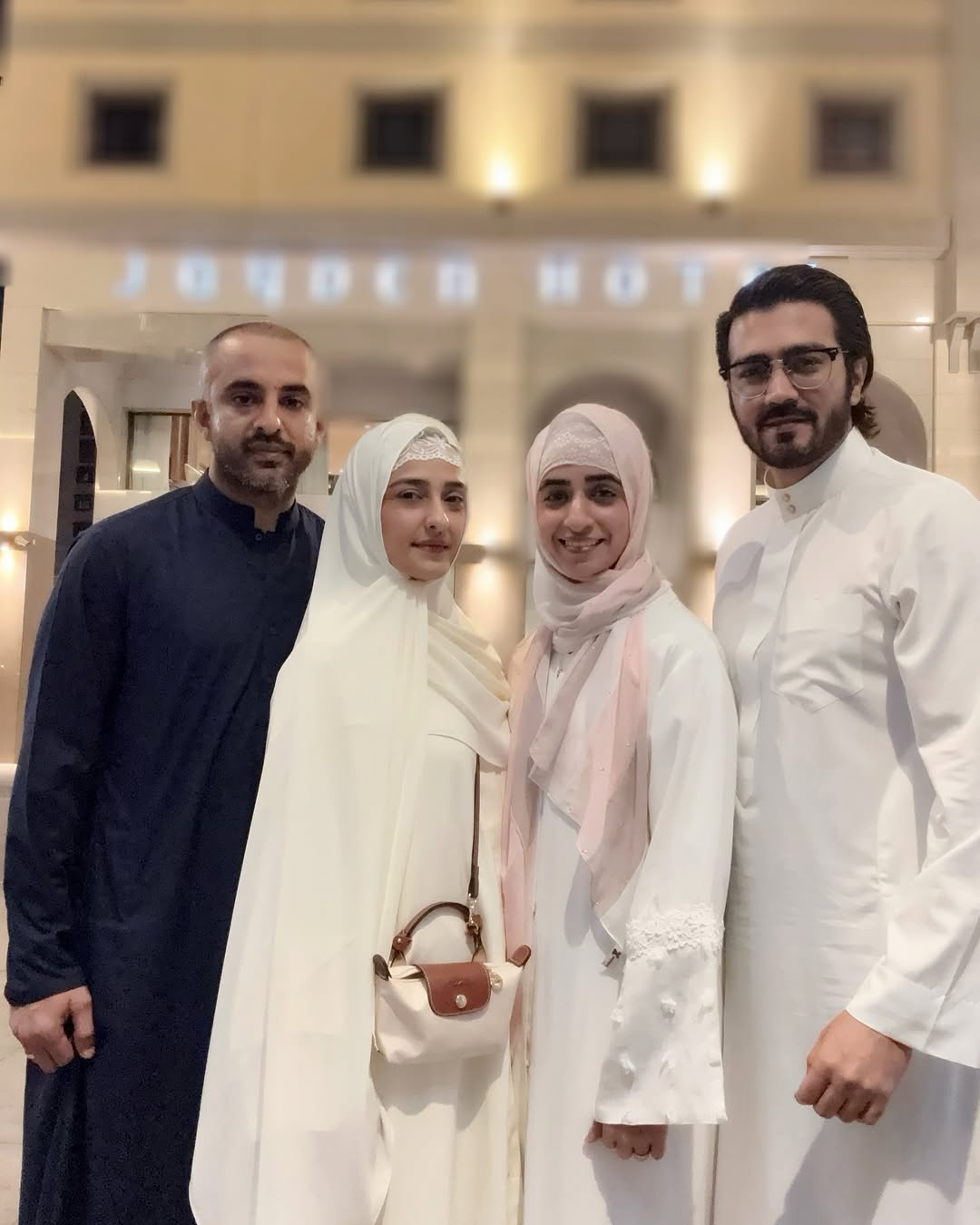 Momal Sheikh Shares Umrah Pictures With Family & Friends | Reviewit.pk