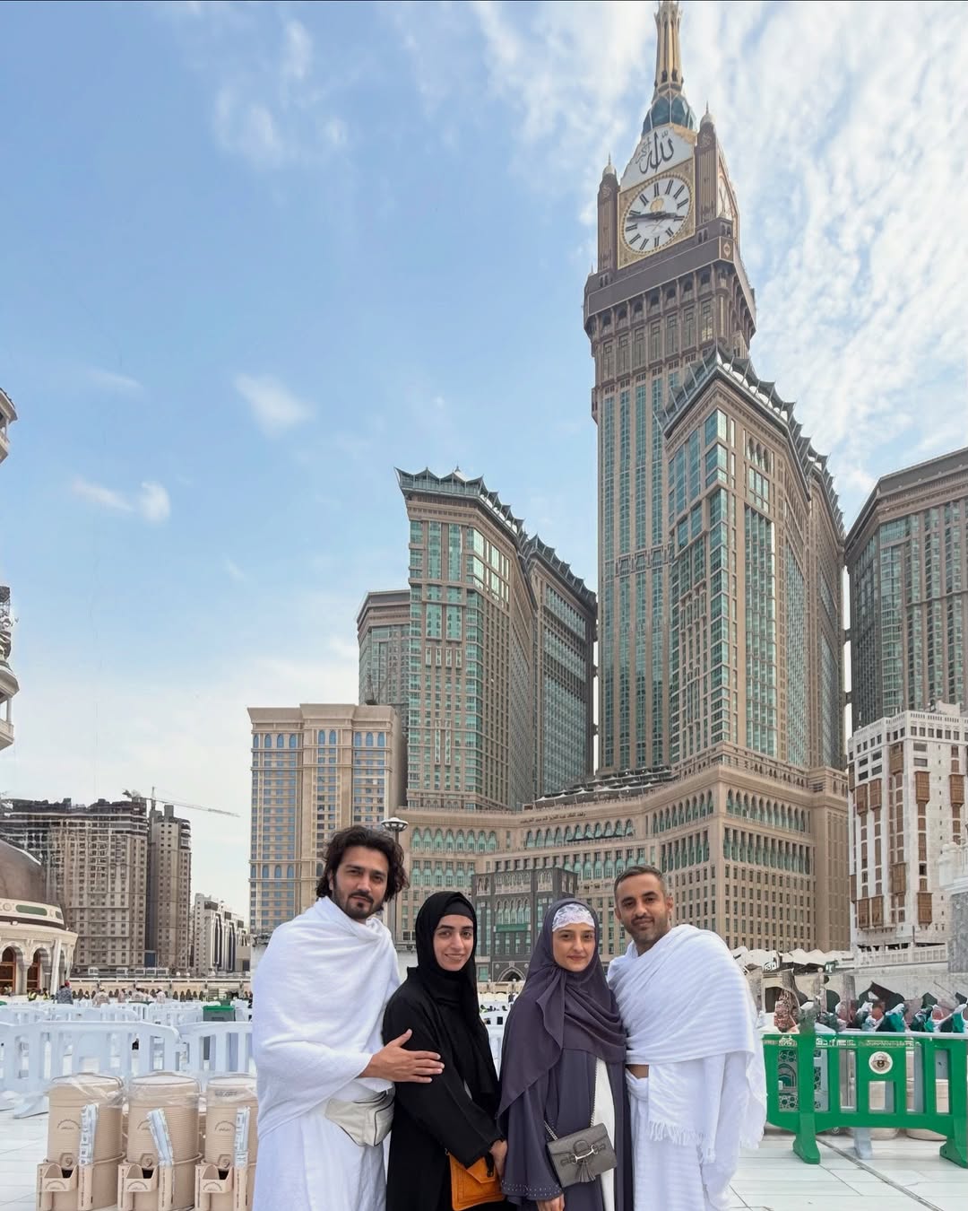 Momal Sheikh Shares Umrah Pictures With Family & Friends | Reviewit.pk