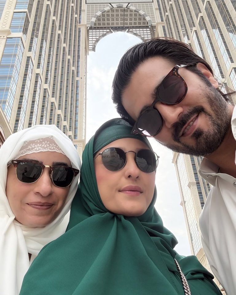 Momal Sheikh Shares Umrah Pictures With Family & Friends | Reviewit.pk