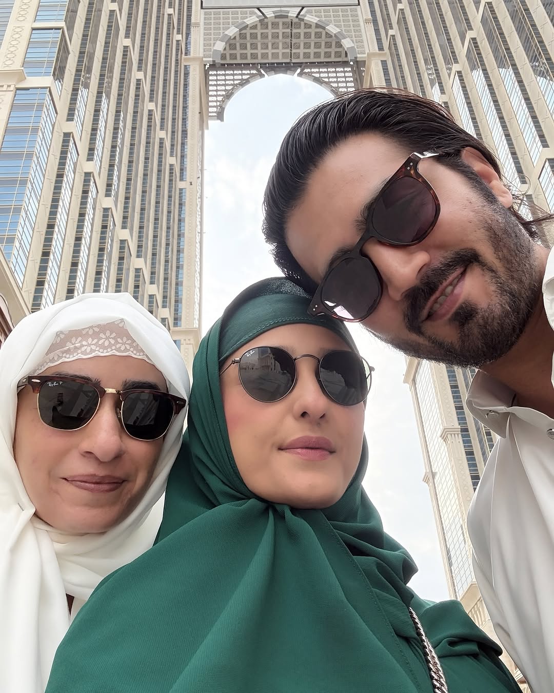 Momal Sheikh Shares Umrah Pictures With Family & Friends | Reviewit.pk