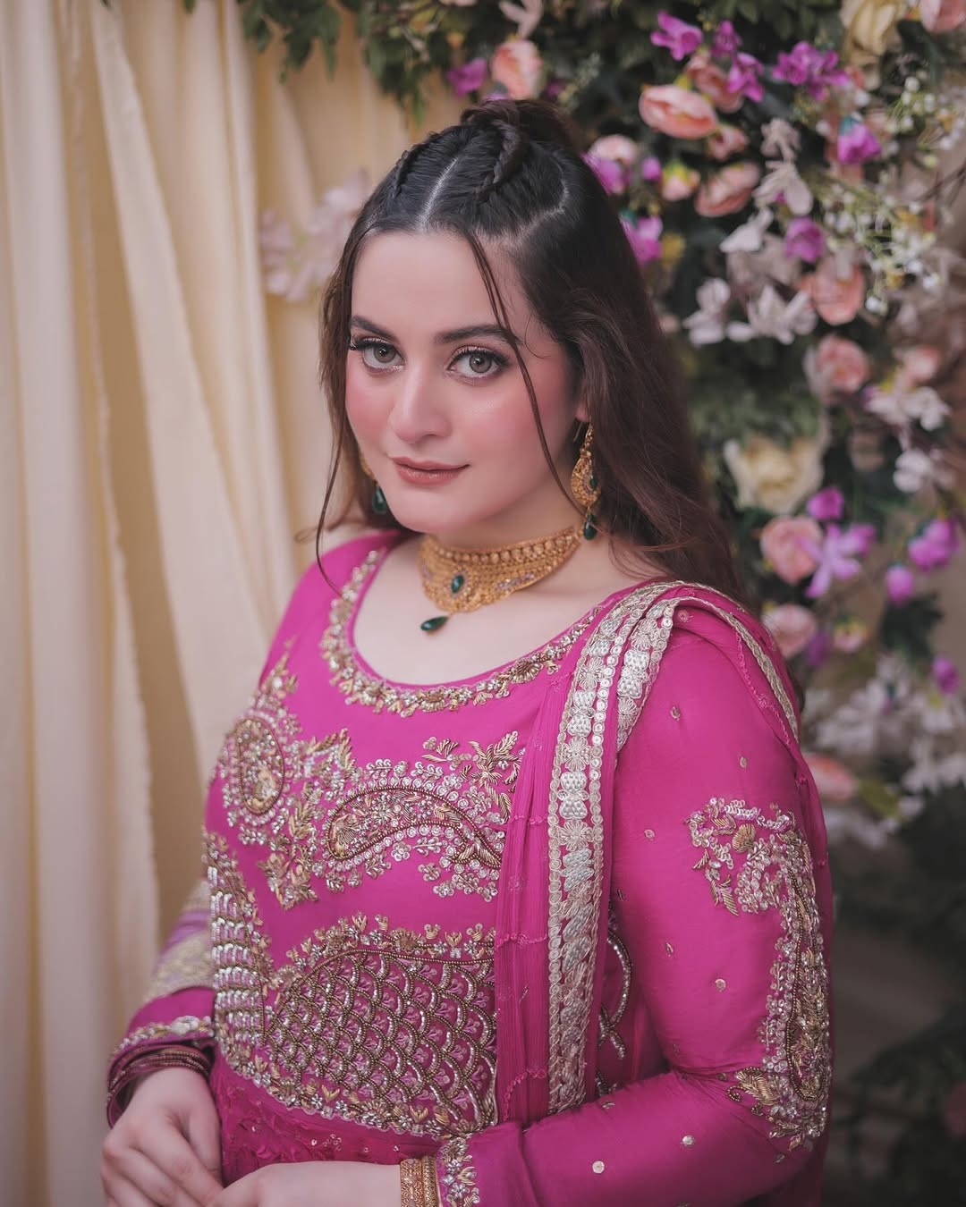 Aiman Khan & Minal Khan Looks from Brother's Mehndi | Reviewit.pk