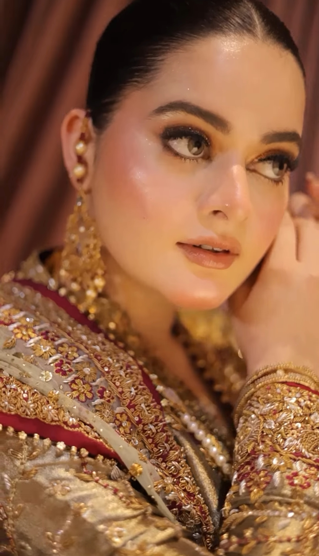 Aiman Khan & Minal Khan Looks from Brother's Barat Event | Reviewit.pk