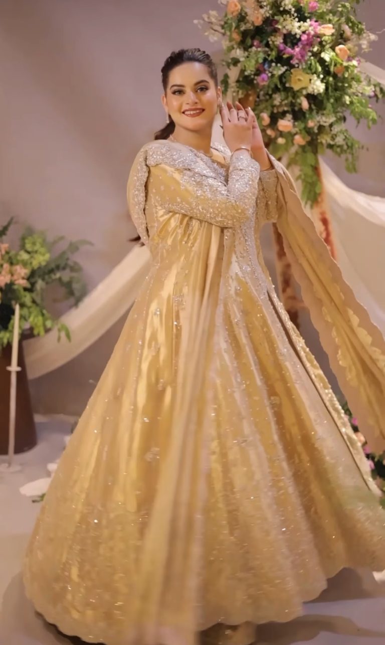 Aiman Khan & Minal Khan Looks from Brother's Walima | Reviewit.pk