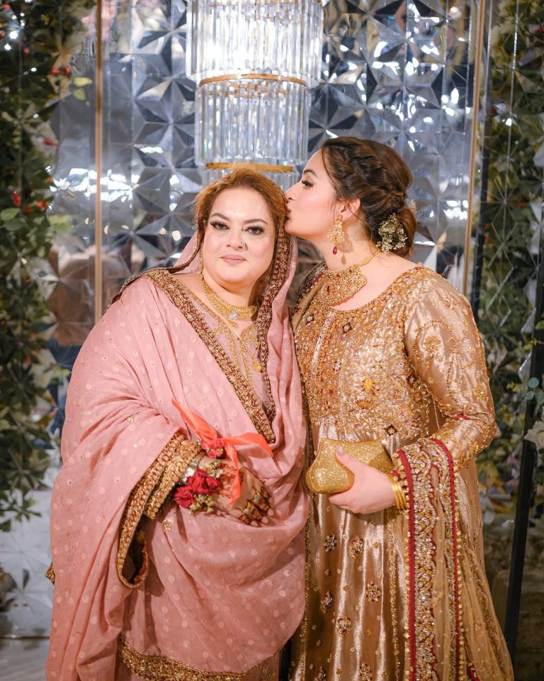 Aiman Khan and Minal Khan HD Family Pictures from Brother's Barat ...