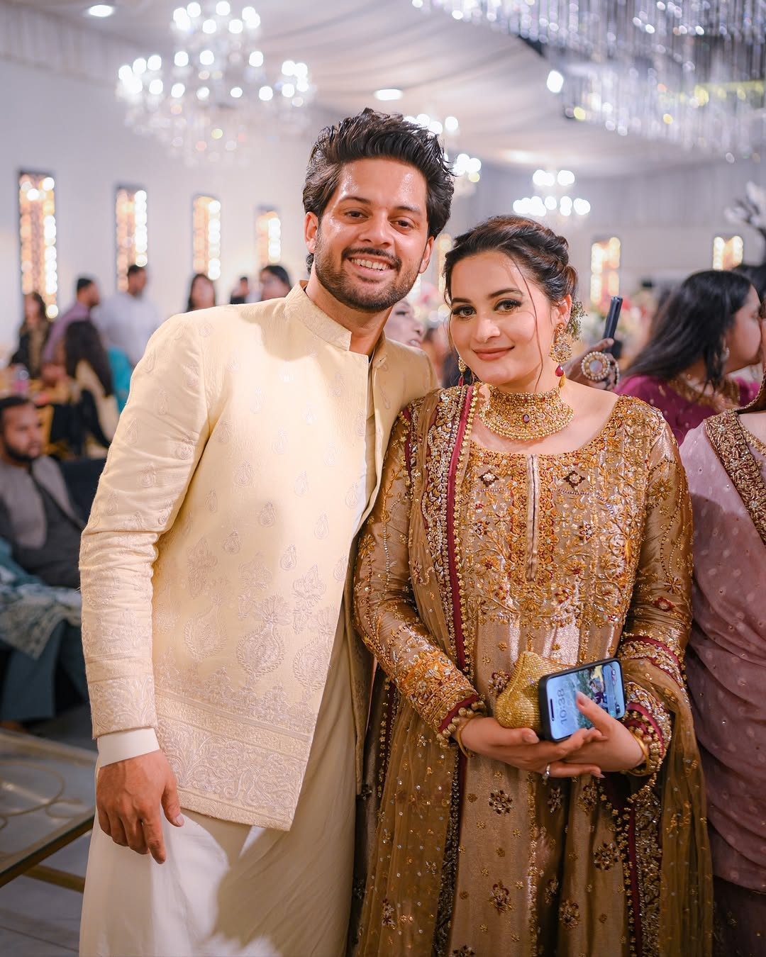 Aiman Khan and Minal Khan HD Family Pictures from Brother's Barat ...