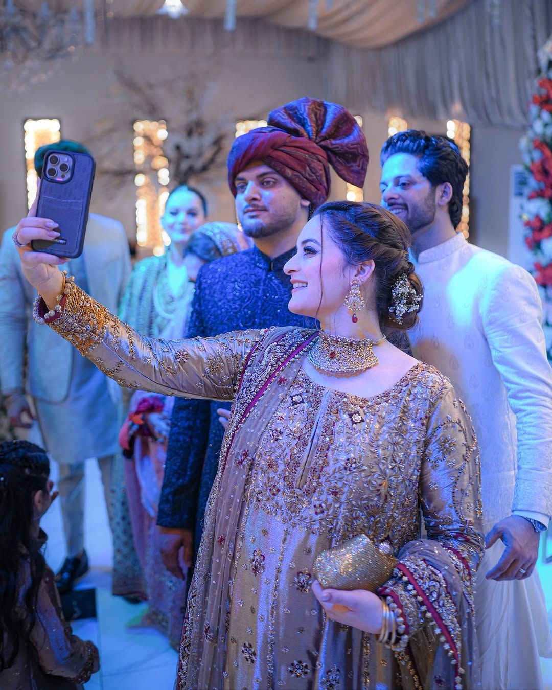 Aiman Khan and Minal Khan HD Family Pictures from Brother's Barat ...