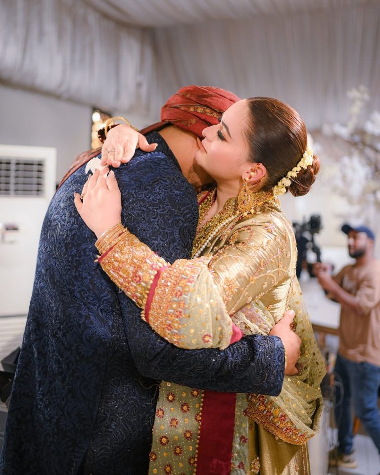 Aiman Khan and Minal Khan HD Family Pictures from Brother's Barat ...