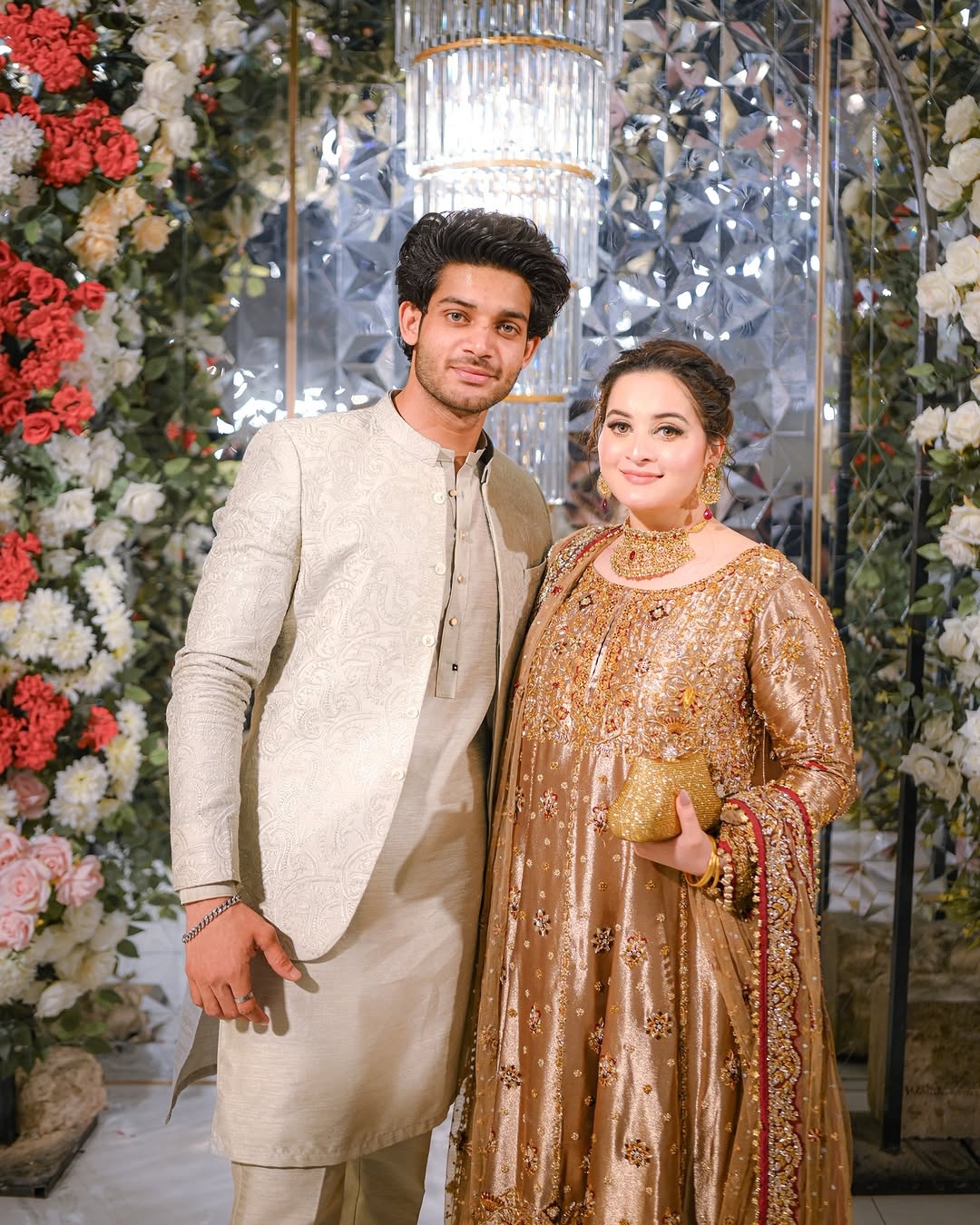 Aiman Khan and Minal Khan HD Family Pictures from Brother's Barat ...