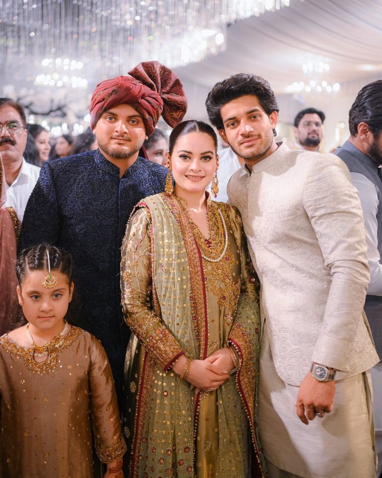 Aiman Khan and Minal Khan HD Family Pictures from Brother's Barat ...